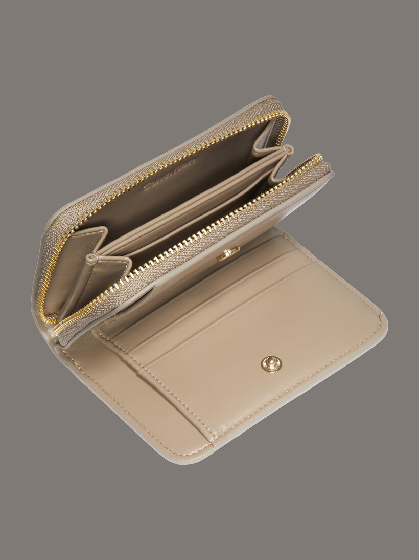 Kadın CK Medium Flap Cüzdan Bej LV04F1075GVFU | Calvin Klein